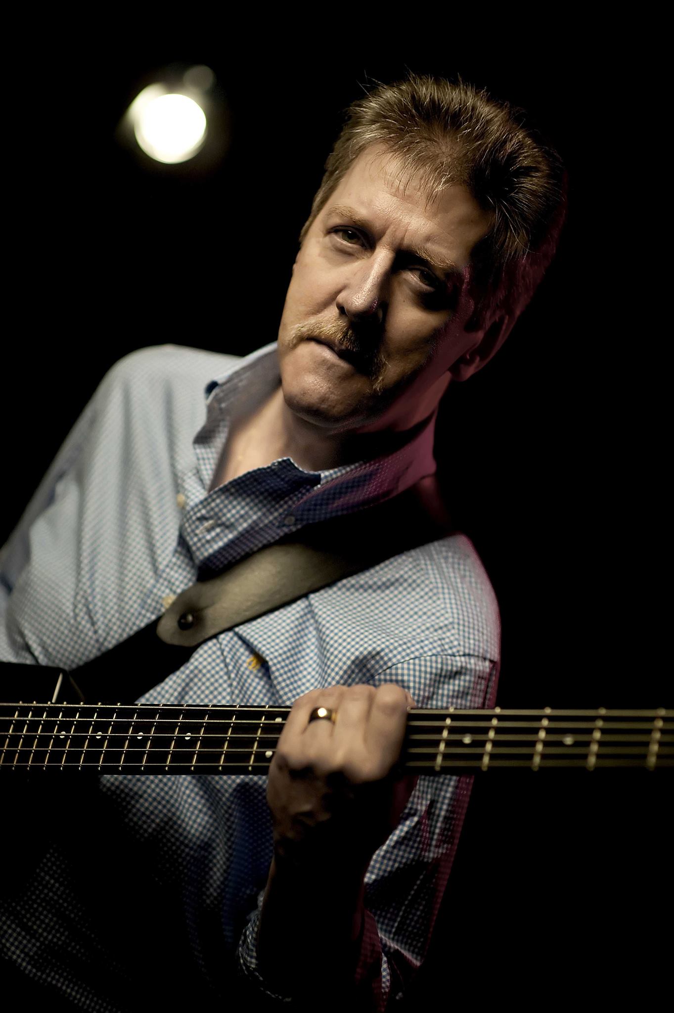 Stephen Travers – On The Right TRAX