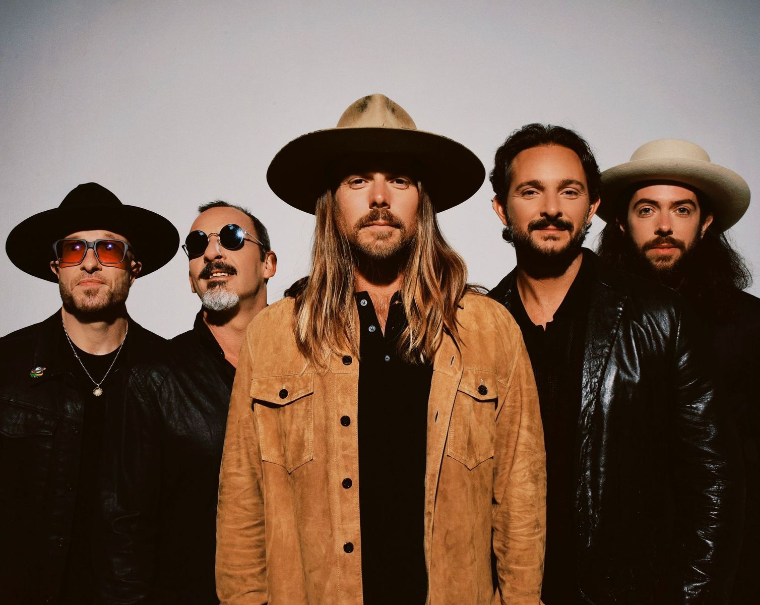 Lukas Nelson, Def Leppard, Twinnie, & Charlie Worsham – On The Right TRAX